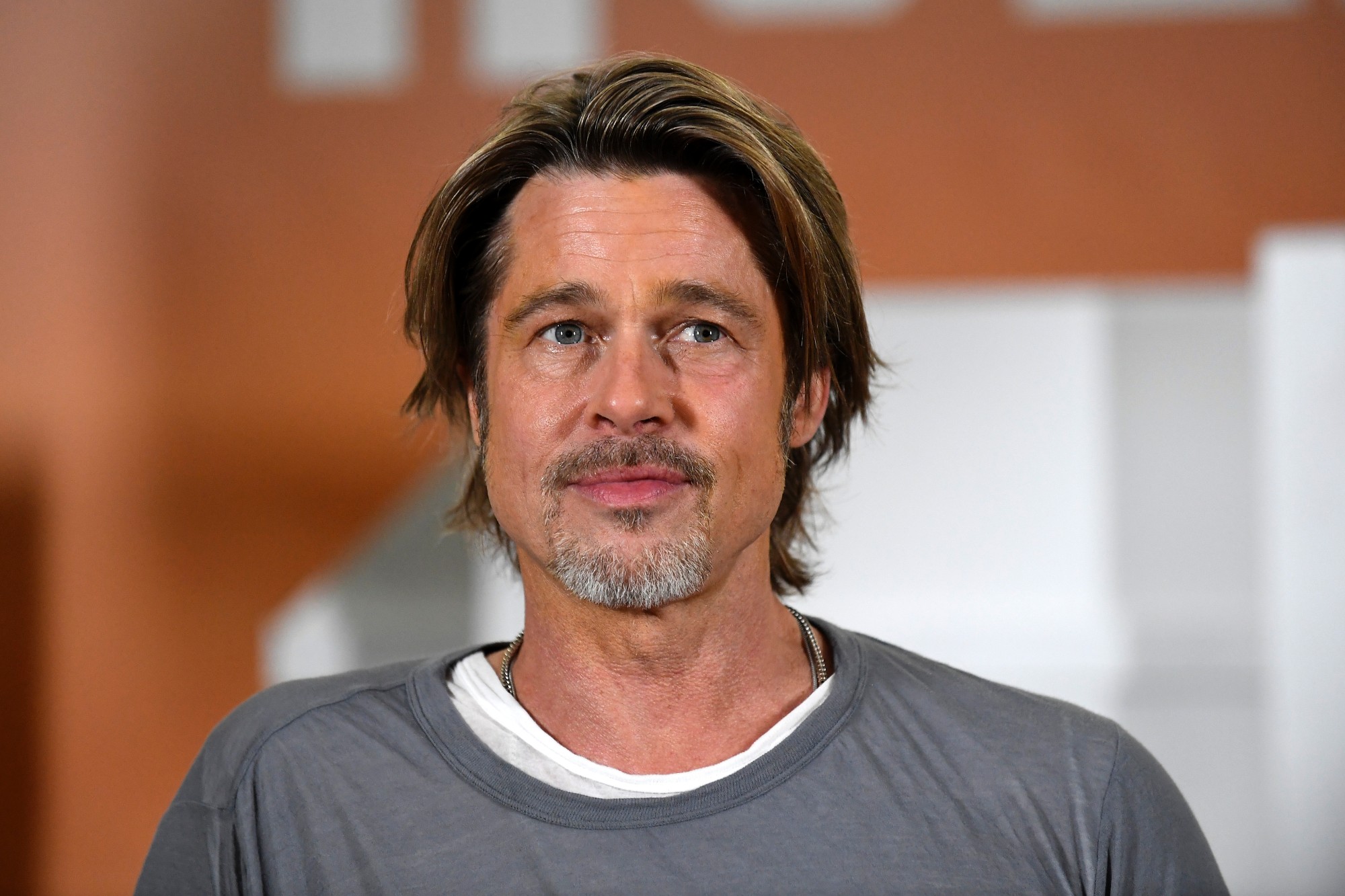 VIDÉO - Brad Pitt offre à sa maquilleuse la rénovation totale de sa maison