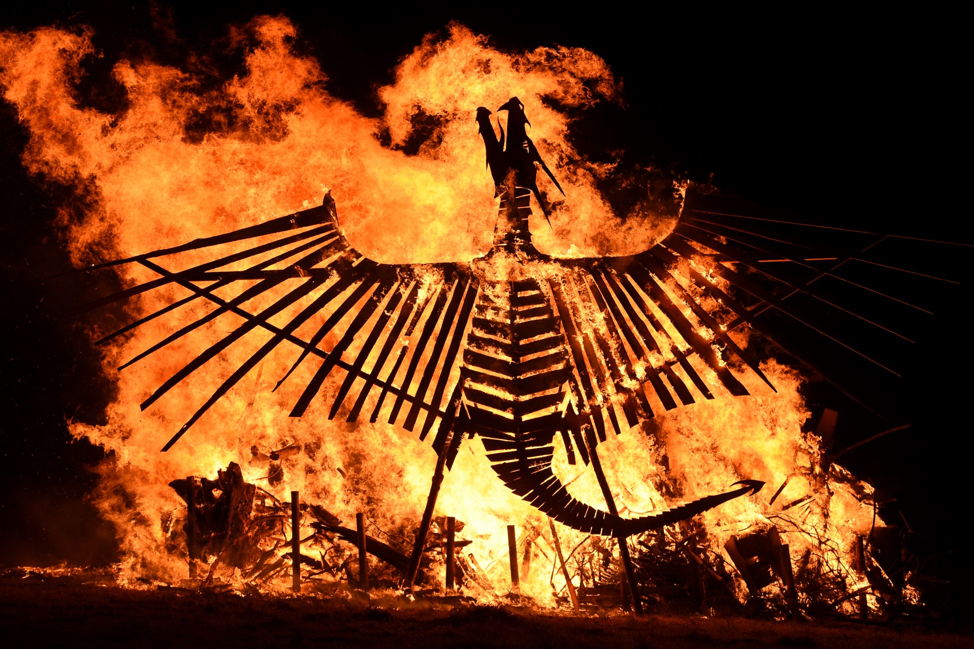 EN IMAGE - Un phénix en flammes au Glastonbury Festival