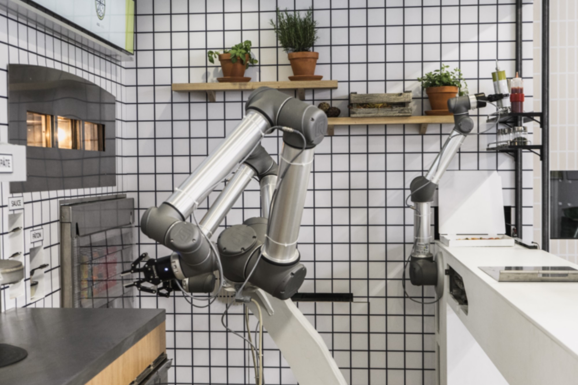 Pazzi : le robot qui prépare 100 pizzas en une heure