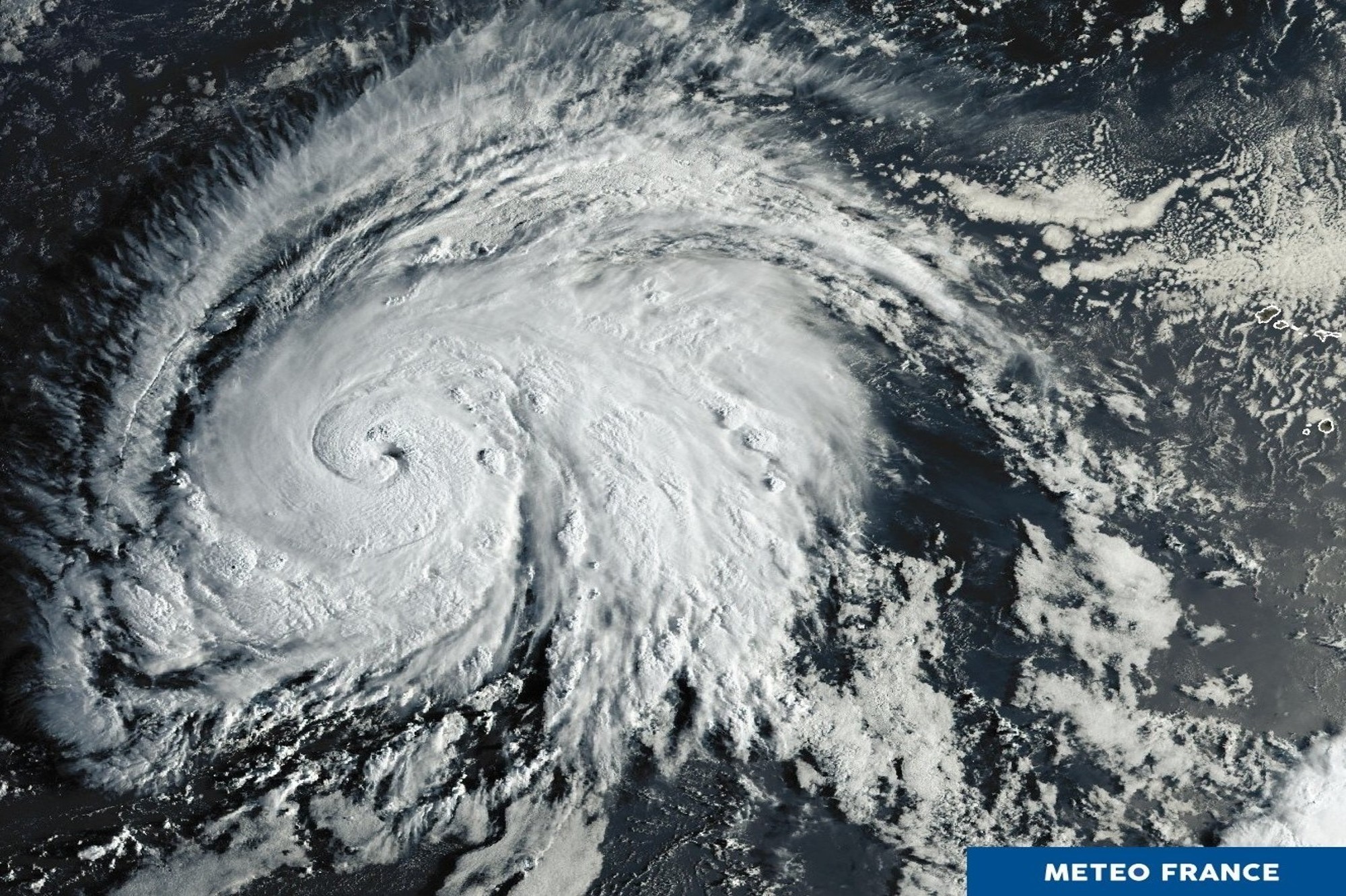 L'ouragan Lorenzo pourrait se rapprocher de la Bretagne sous forme de ...