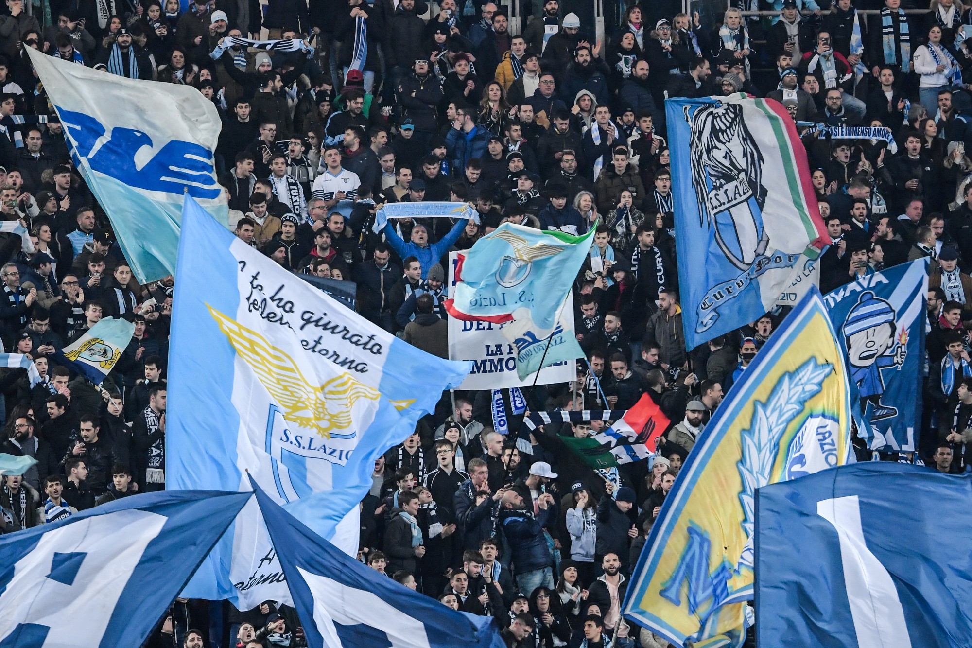 Lazio : des "supporters" déploient une banderole en l'honneur de Mussolini