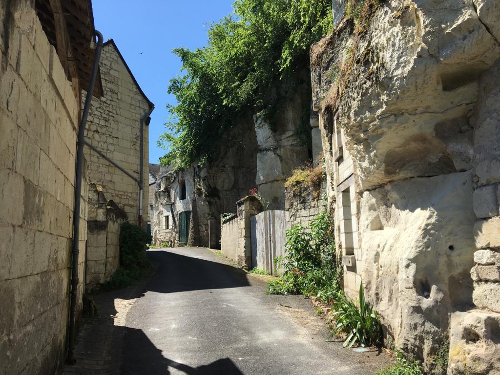 Idée vacances en France : le village de Turquant et ses maisons troglodytes