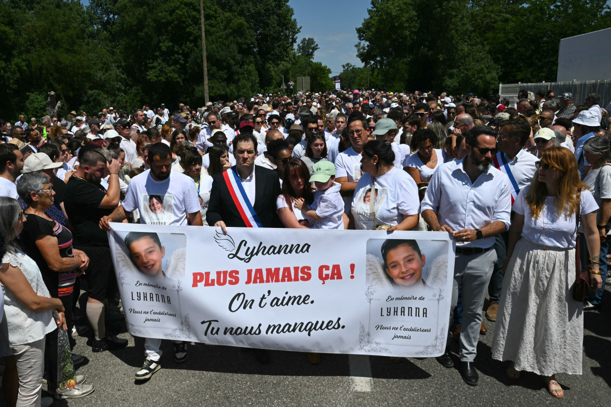 Fleurance community honors Lyhanna at white march after her death ...