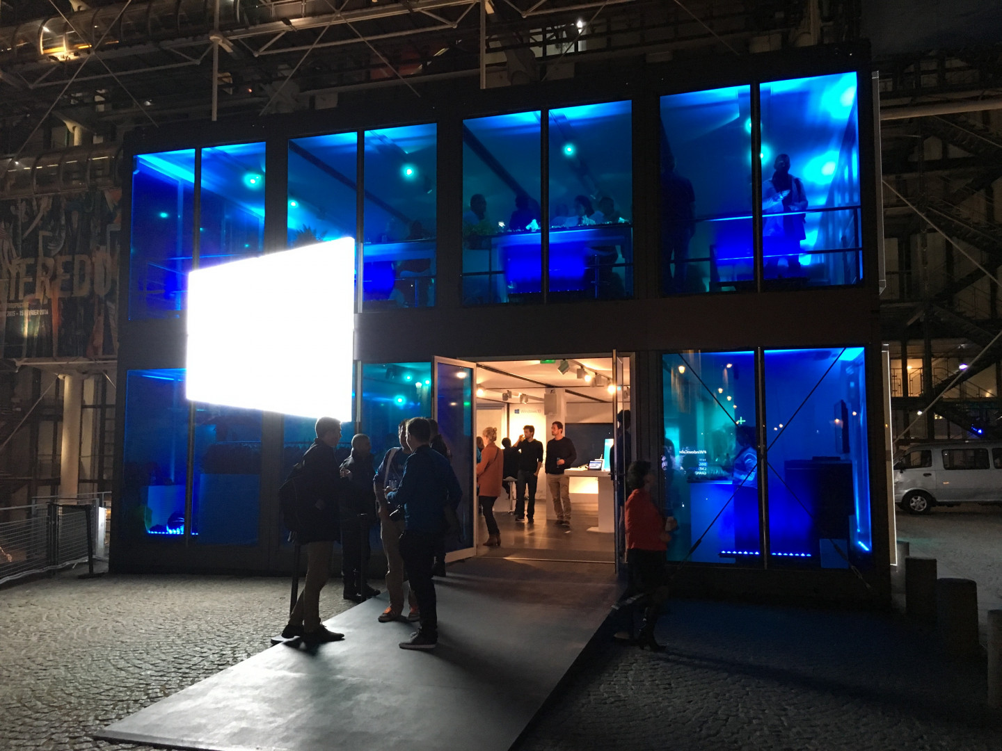 Microsoft affiche son renouveau au Windows Cube du Centre Pompidou