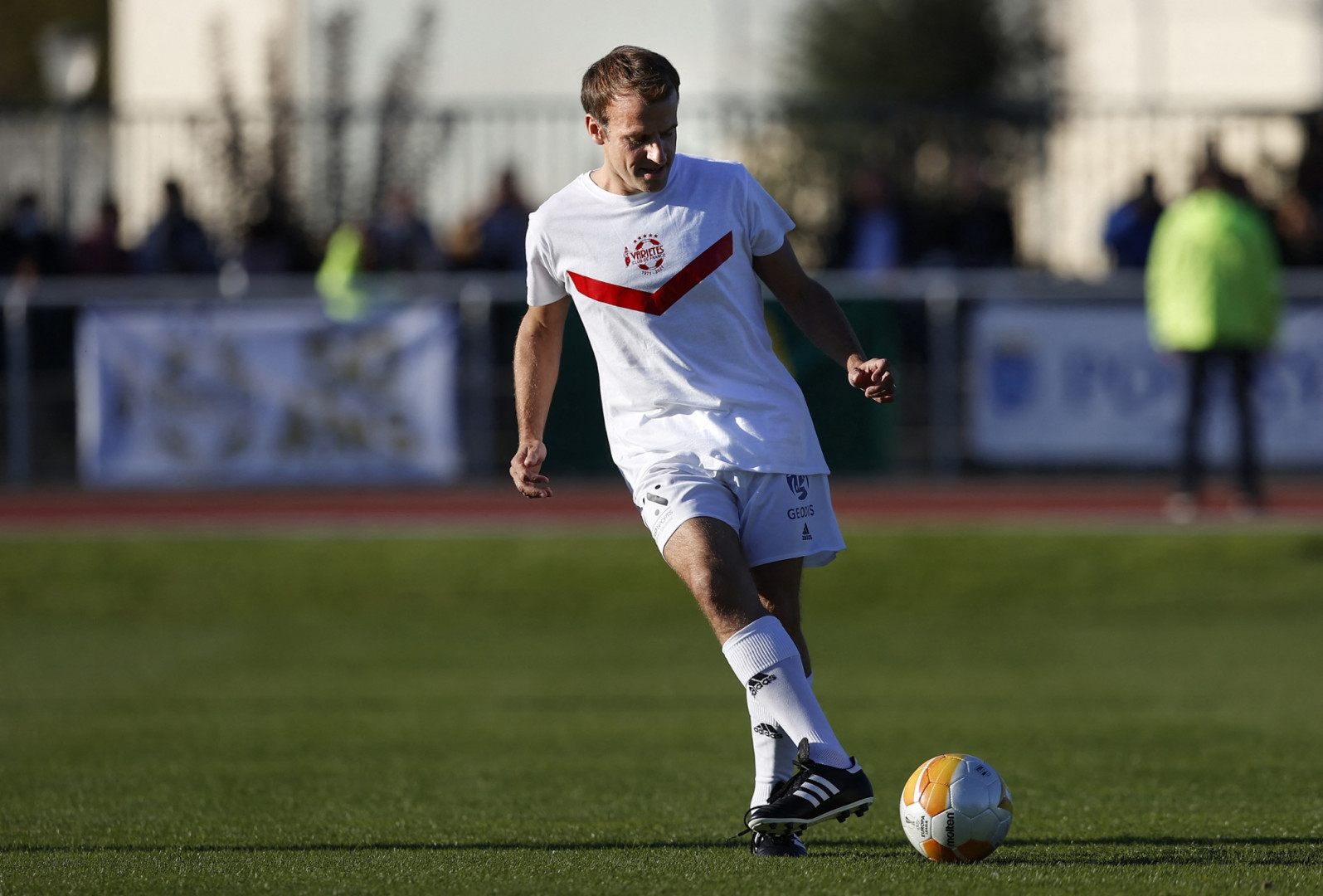 DIAPORAMA - Les images d'Emmanuel Macron jouant au foot lors d'un match ...