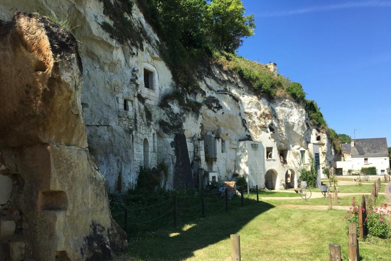 Idée vacances en France : le village de Turquant et ses maisons troglodytes
