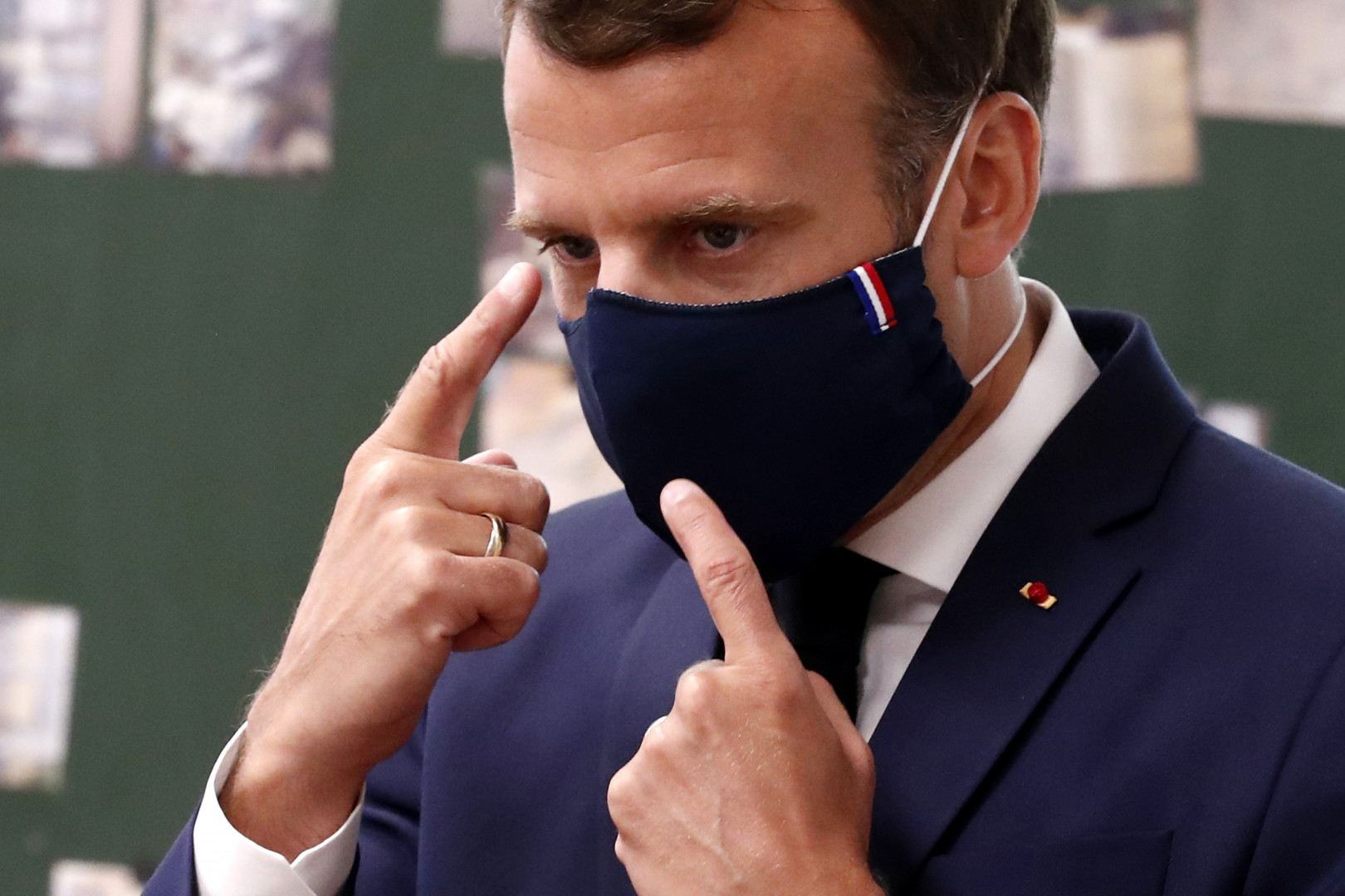 Coronavirus : Emmanuel Macron visite une école, équipé d'un masque ...
