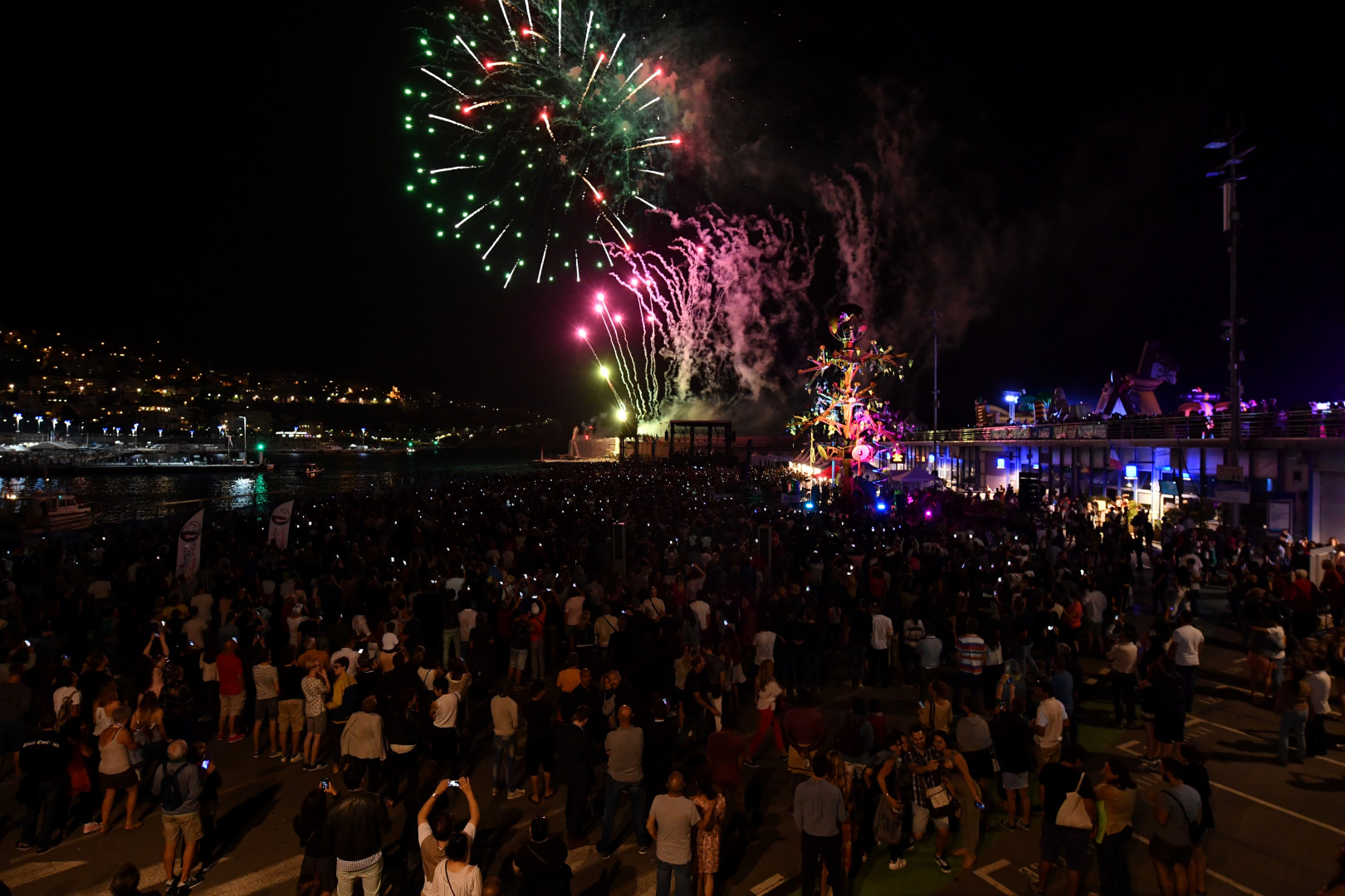 DIAPORAMA - Nice : un feu d'artifice qui sonne comme "un regain de vie"