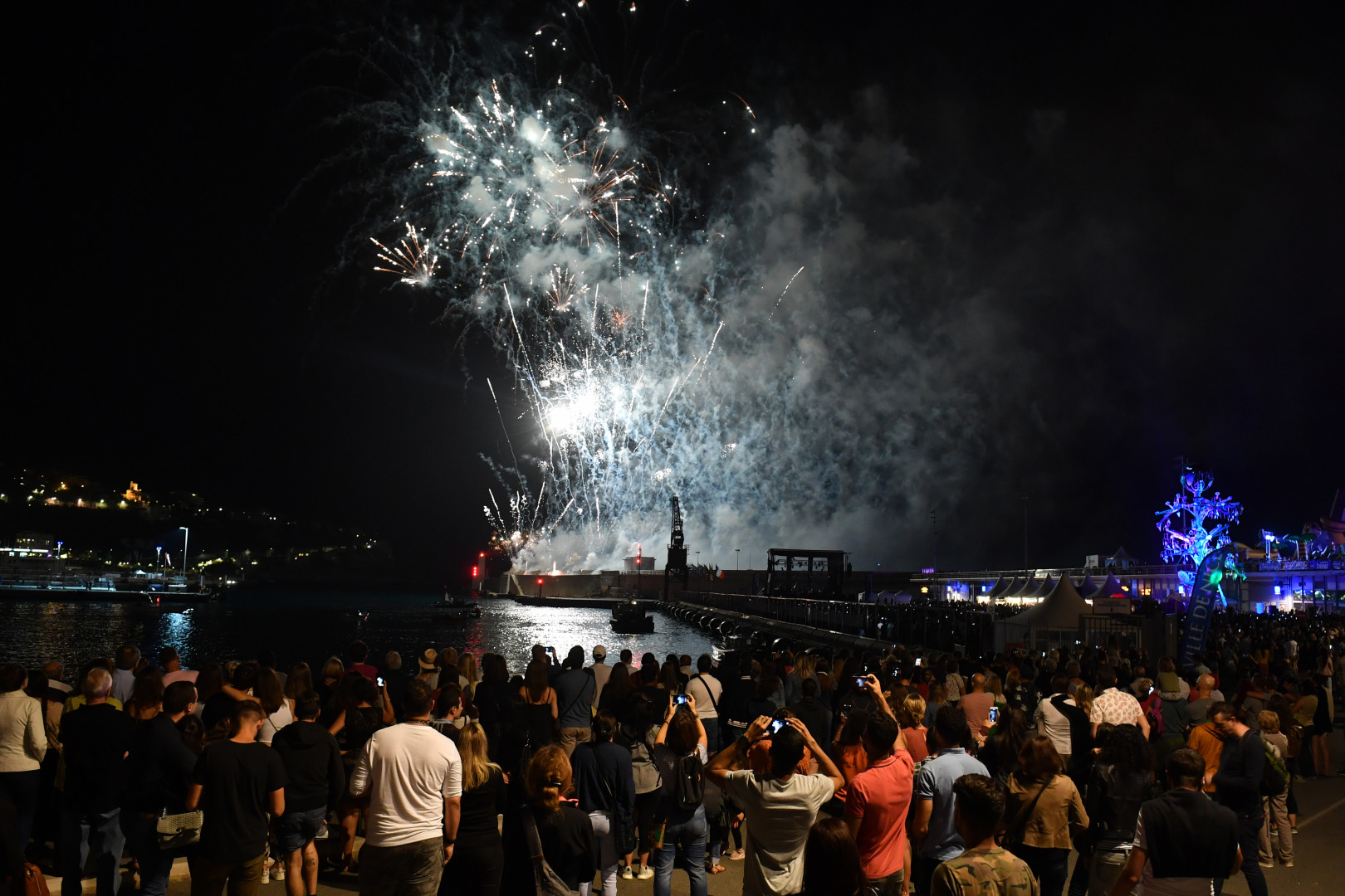 DIAPORAMA - Nice : un feu d'artifice qui sonne comme "un regain de vie"