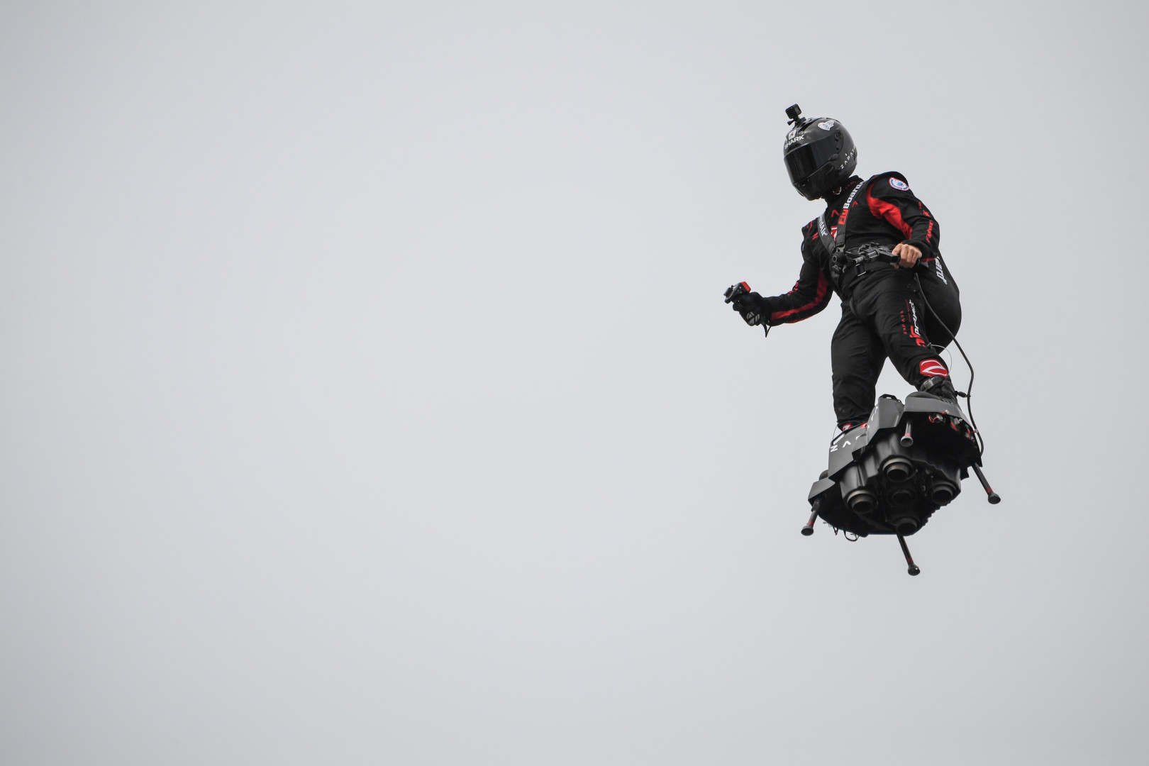 VIDÉO - 14 juillet : un "homme volant" au-dessus des Champs-Élysées