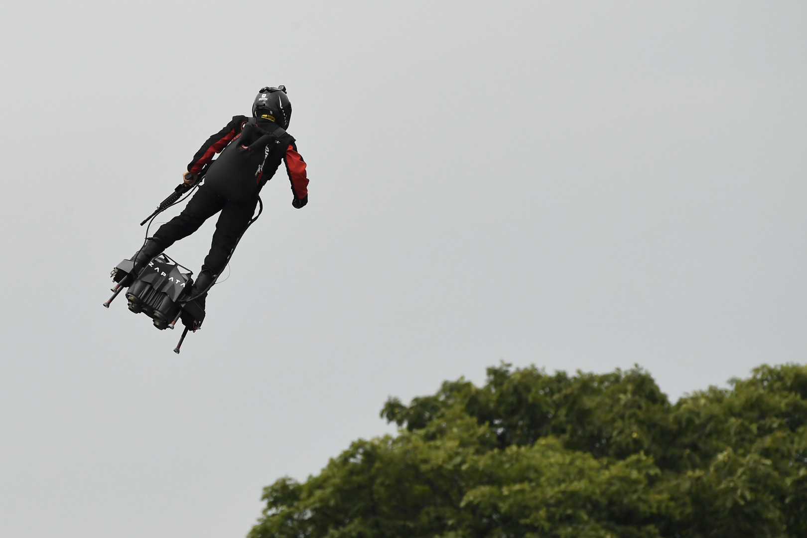 VIDÉO - 14 juillet : un "homme volant" au-dessus des Champs-Élysées