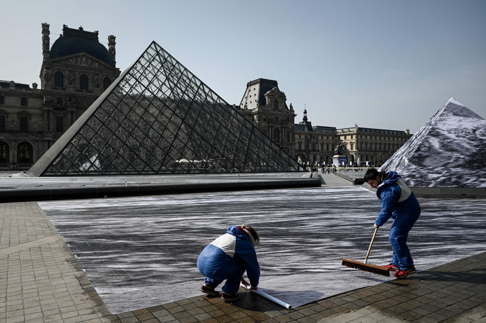 30 ans de la Pyramide du Louvre : JR dévoile un trompe-l'oeil grandiose