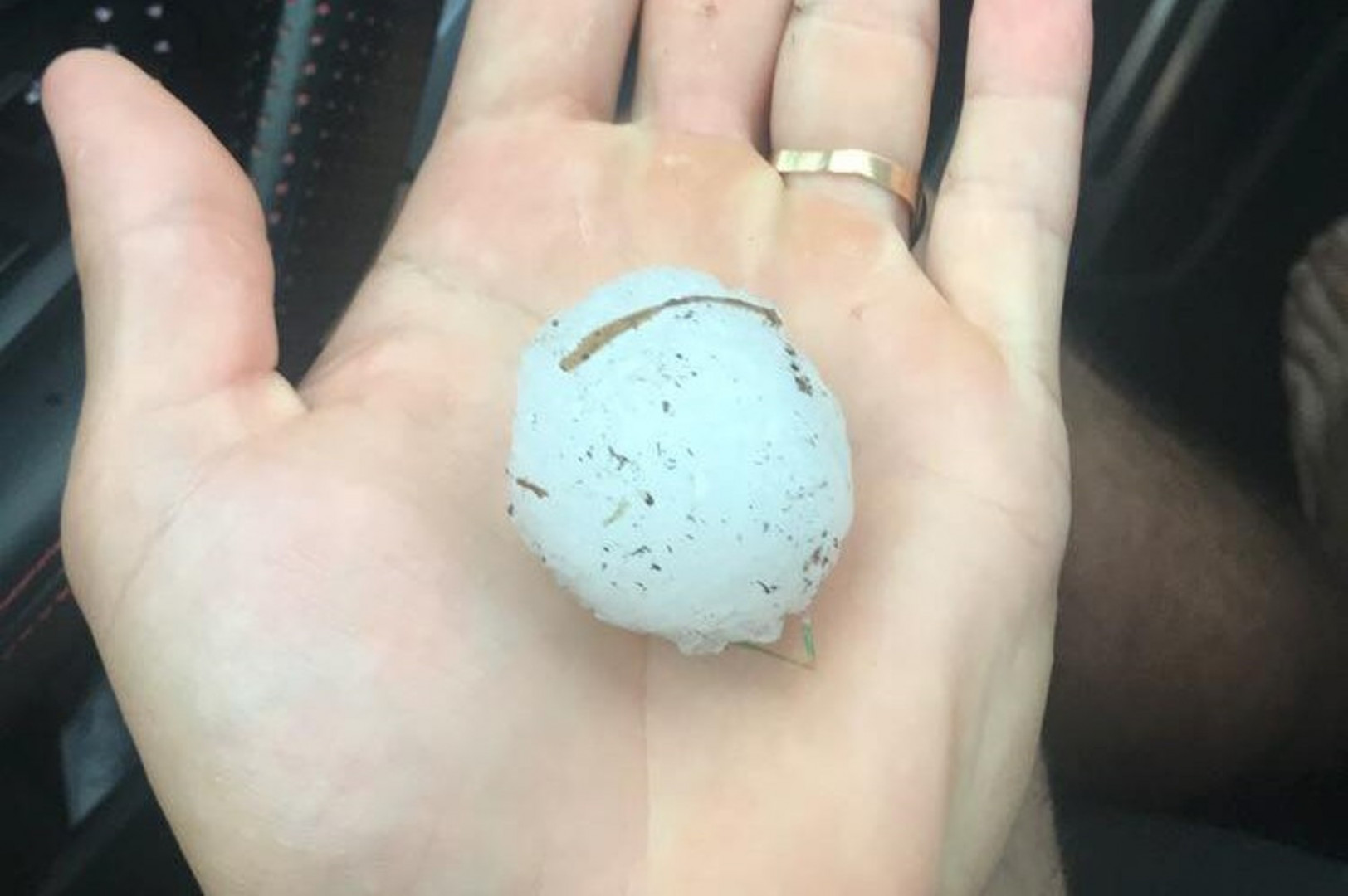 DIAPORAMA - Gard : 30 centimètres de grêle sont tombés à Lanuéjols