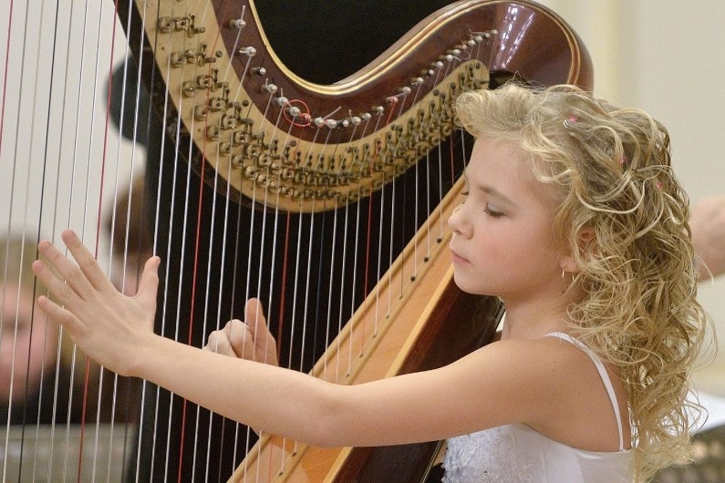 VIDÉO - Une petite fille virtuose de la harpe