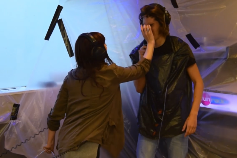 VIDÉO - "Le Night Show" : Enzo s'en est pris plein la figure