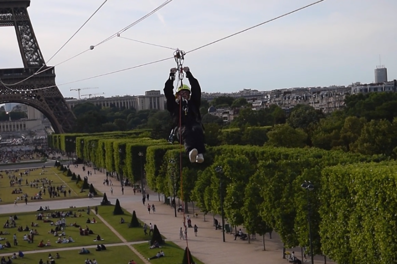 VIDÉO - "Le Night Show" : Anne-So se jette du deuxième étage de la Tour ...