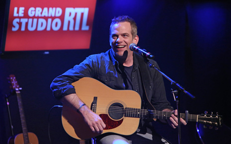 Garou nous offre quelques titres de son nouvel album : "Au milieu de ma ...