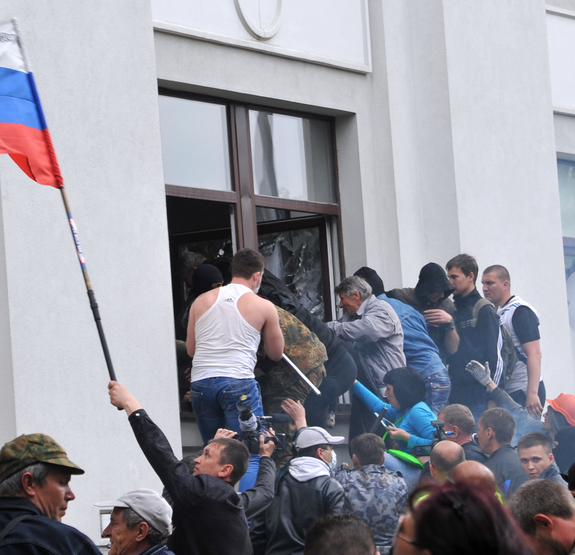 Ukraine : un millier de pro-russes attaquent un commissariat de police