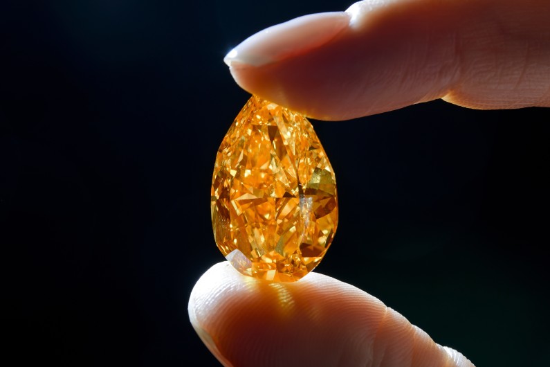 Un diamant jaune exceptionnel vendu 16,28 millions de dollars aux ...