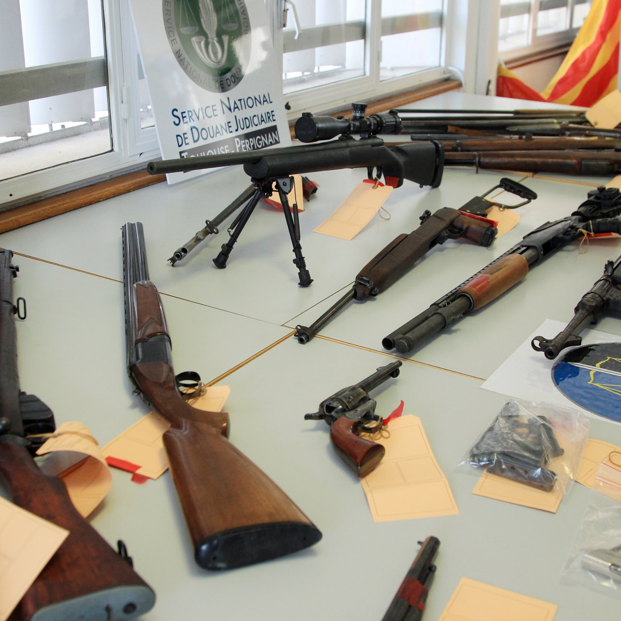 Trafic d'armes sur internet : 44 personnes en garde à vue dans toute la ...