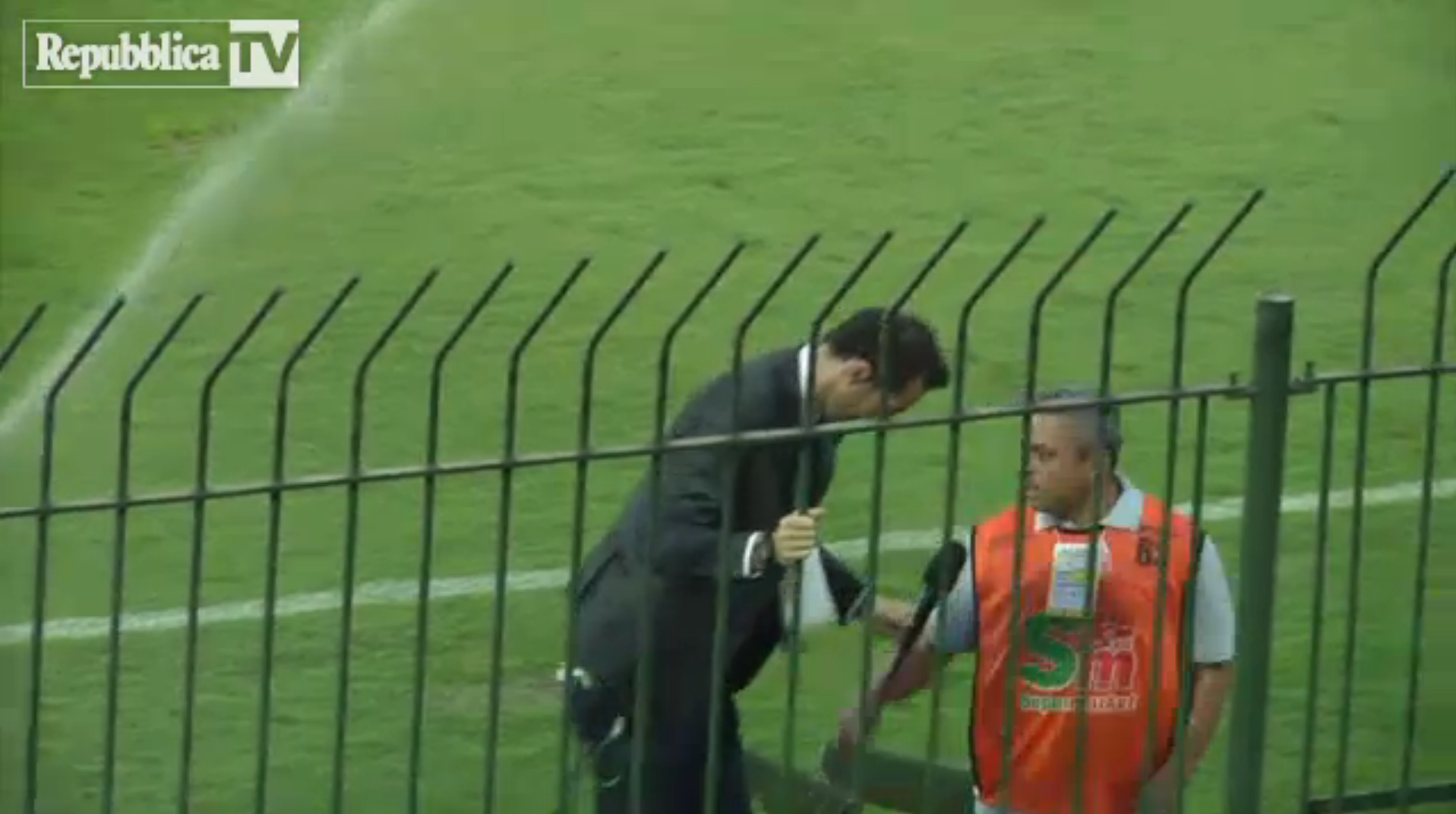 VIDÉO - Un journaliste italien attaqué par un jet d'eau lors de ...