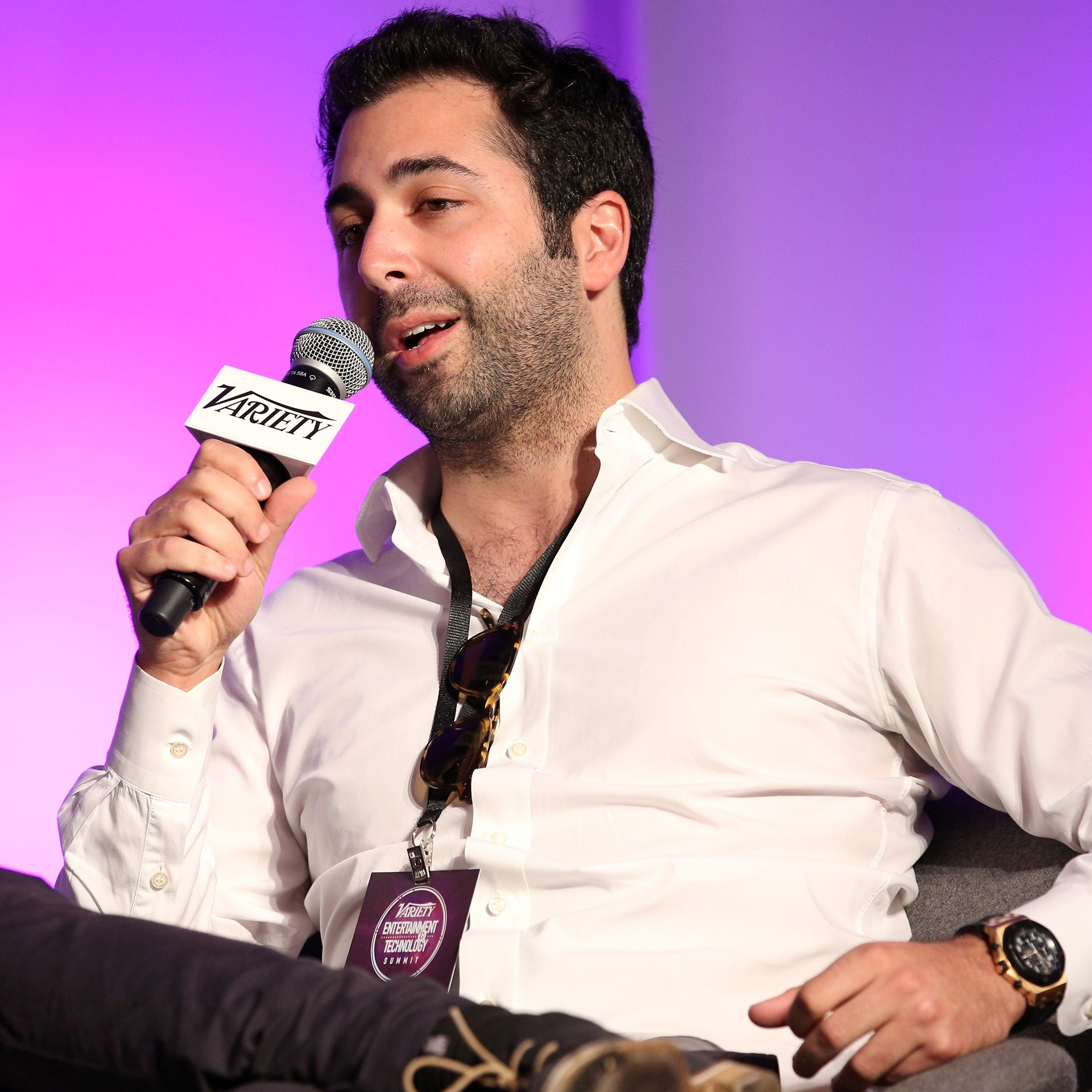 Le cofondateur de Tinder suspendu après une plainte pour harcèlement sexuel