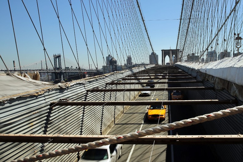 Etats-Unis : un Français arrêté pour avoir escaladé le pont de Brooklyn