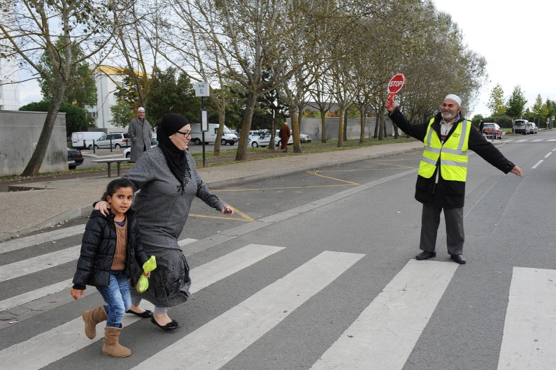 Les parents prennent des risques sur le chemin de l'école