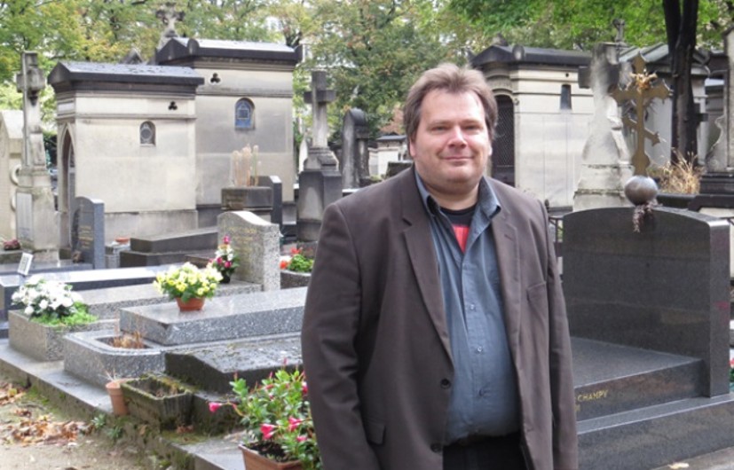 Mémoires d'un croque-mort dans La Curiosité Est Un Vilain Défaut avec ...