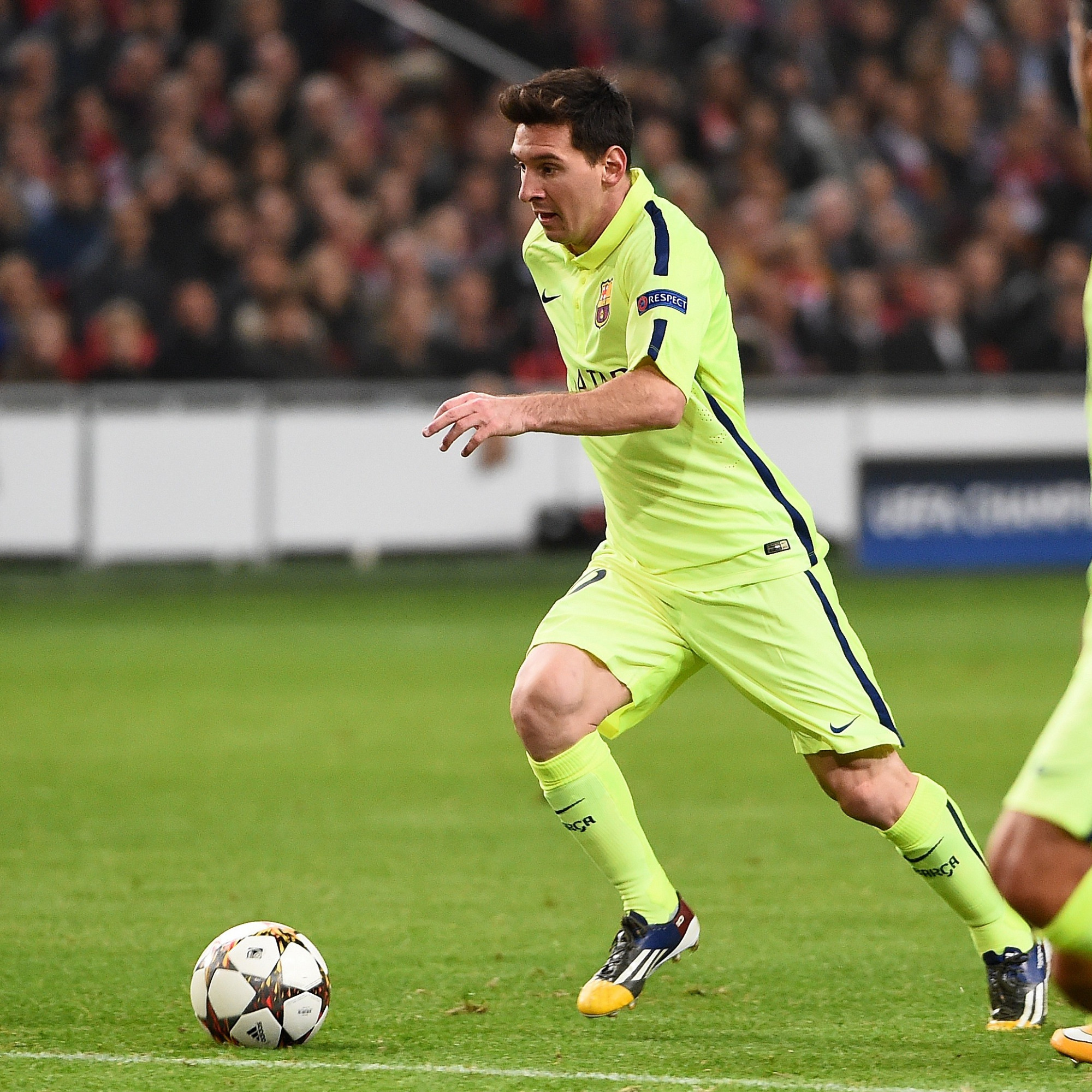 Messi égale le record de Raul, le Barça en 8es