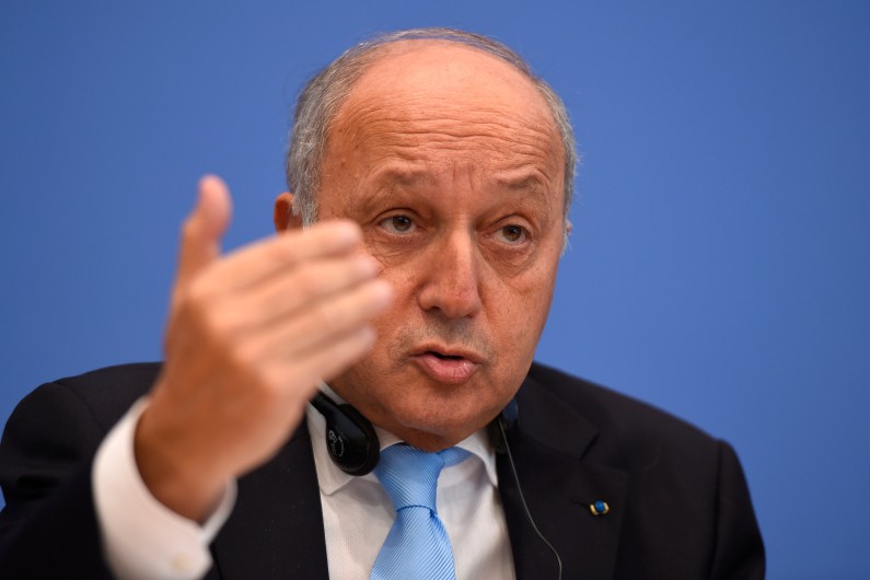Travail le dimanche : Fabius prône un "assouplissement" des horaires