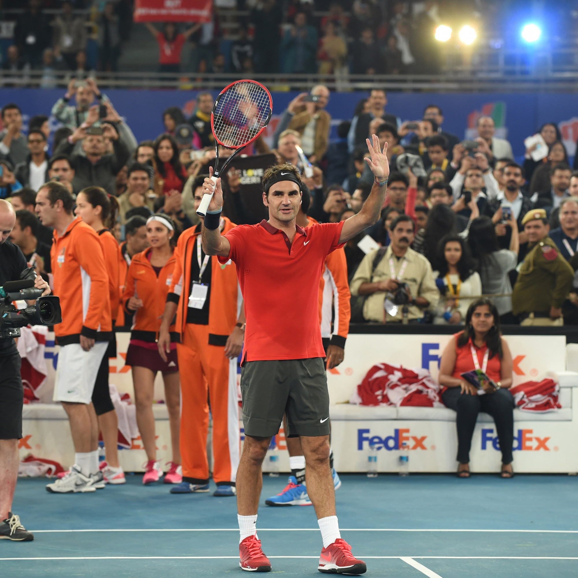 VIDÉO - Incroyable smash de Federer face à Djokovic à New Delhi