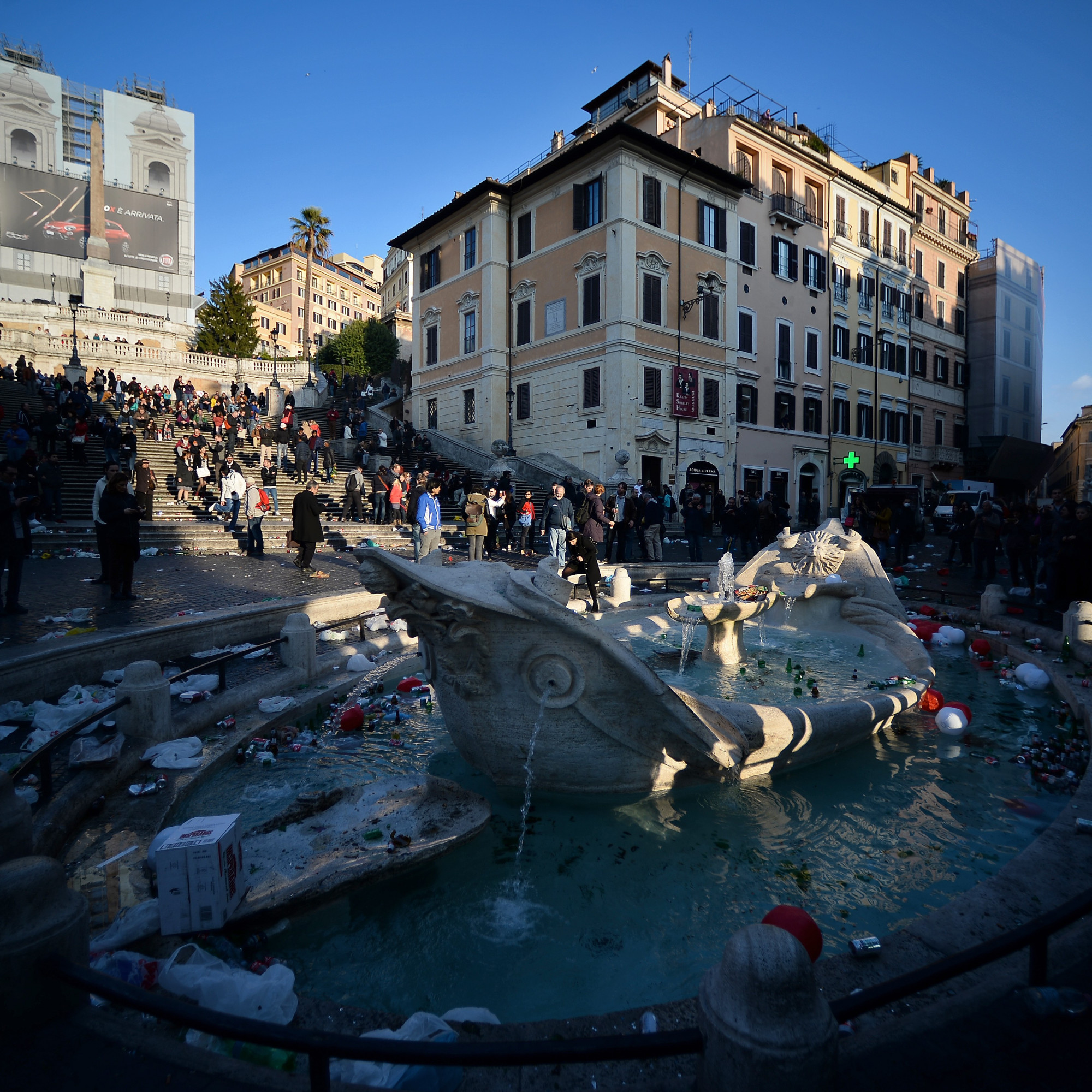 Des supporters de Feyenoord saccagent une place de Rome
