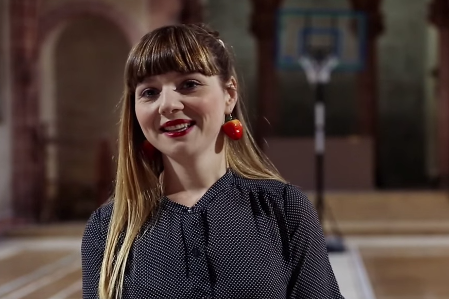 Luce nous emmène dans son univers décomplexé avec "Chaud", son nouveau ...