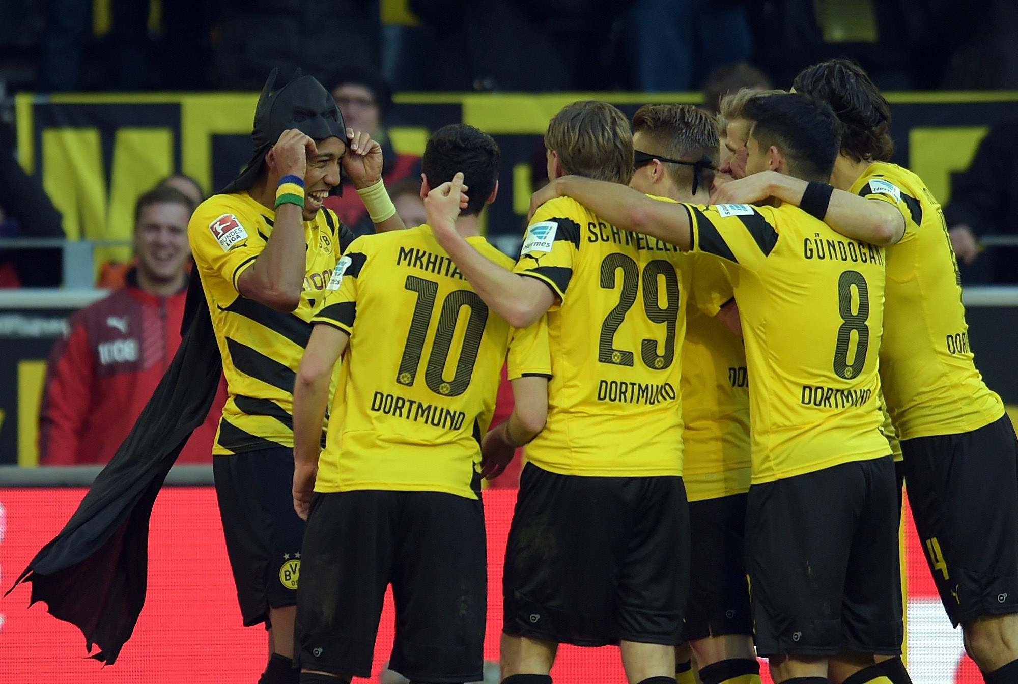 VIDÉO - Aubameyang et Reus jouent à Batman et Robin lors de Dortmund ...