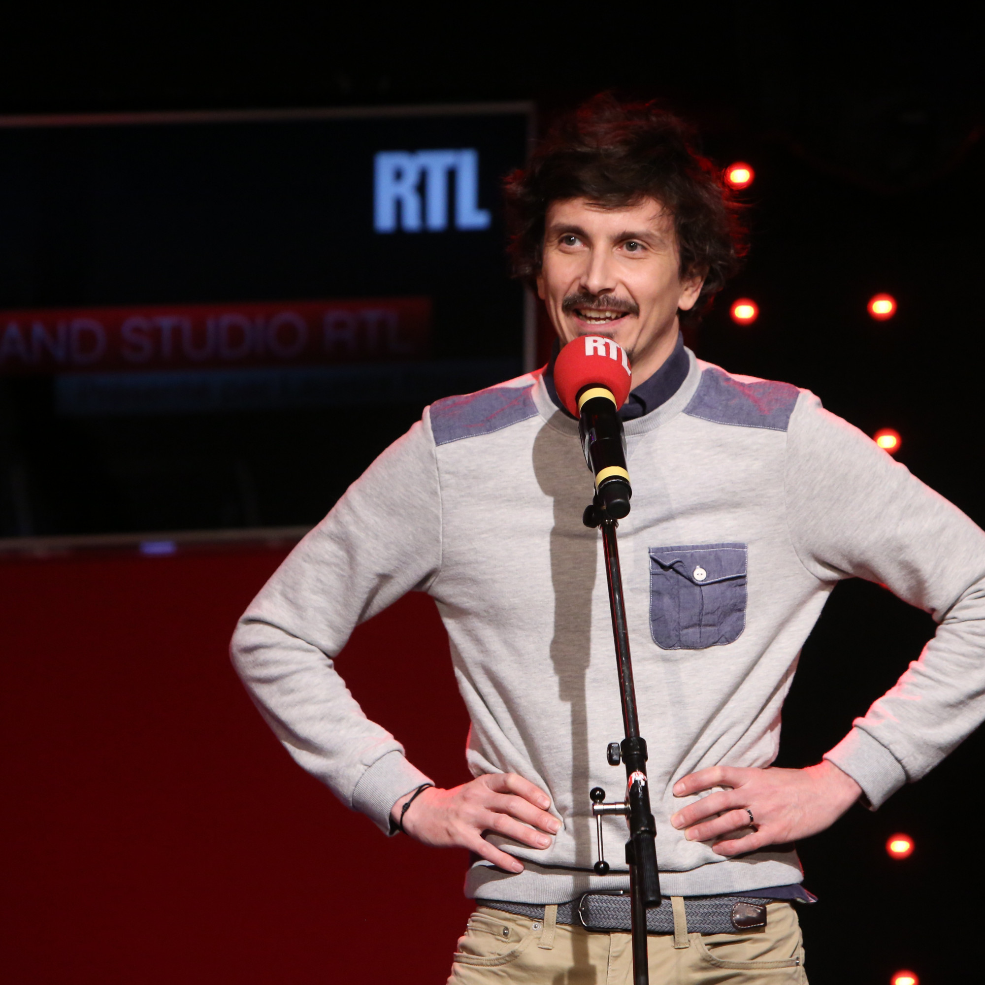 VIDÉO - Arnaud Tsamere interprète deux sketches de son spectacle dans ...