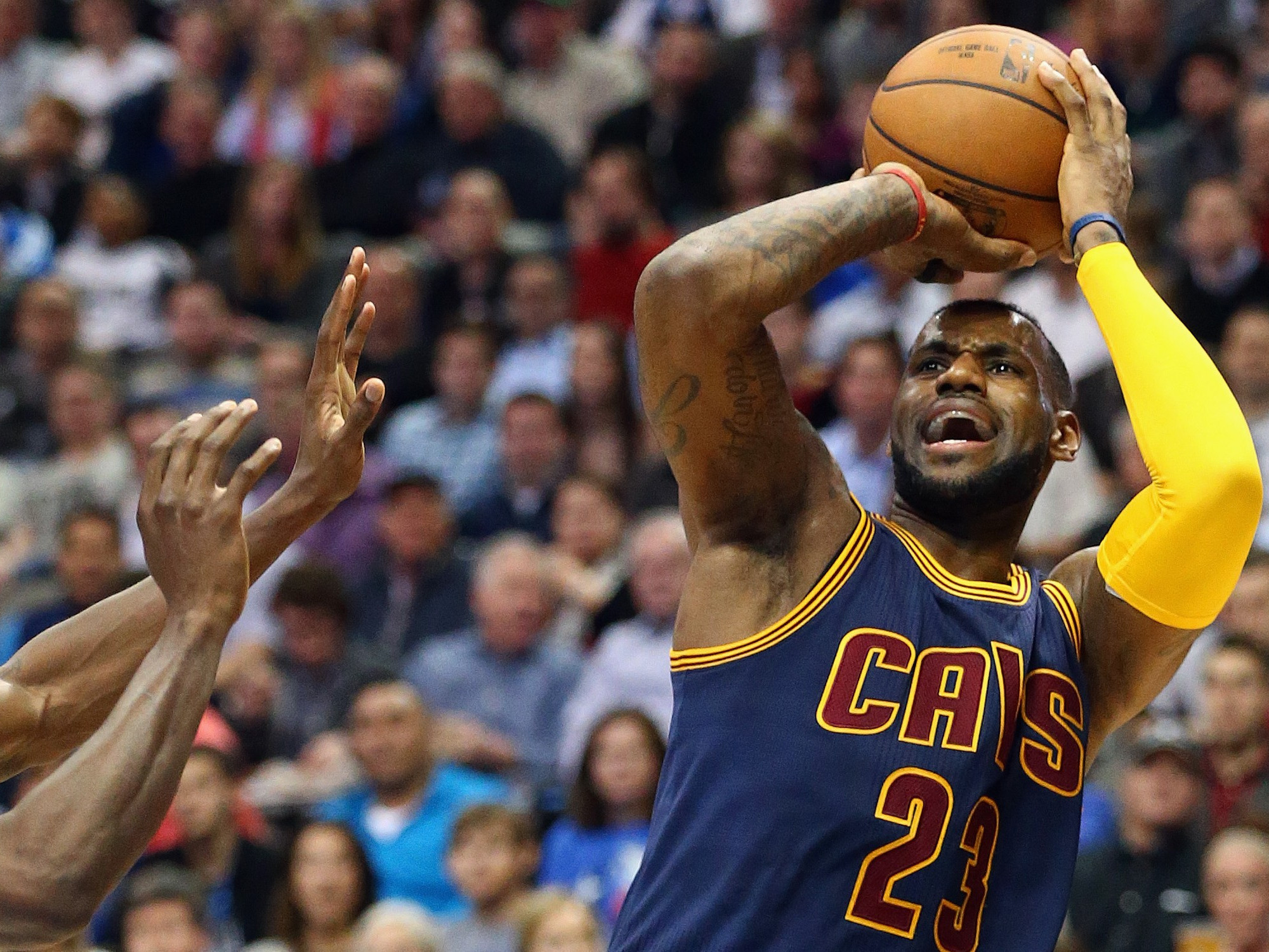Play-offs NBA : un tir miraculeux de LeBron James sauve Cleveland