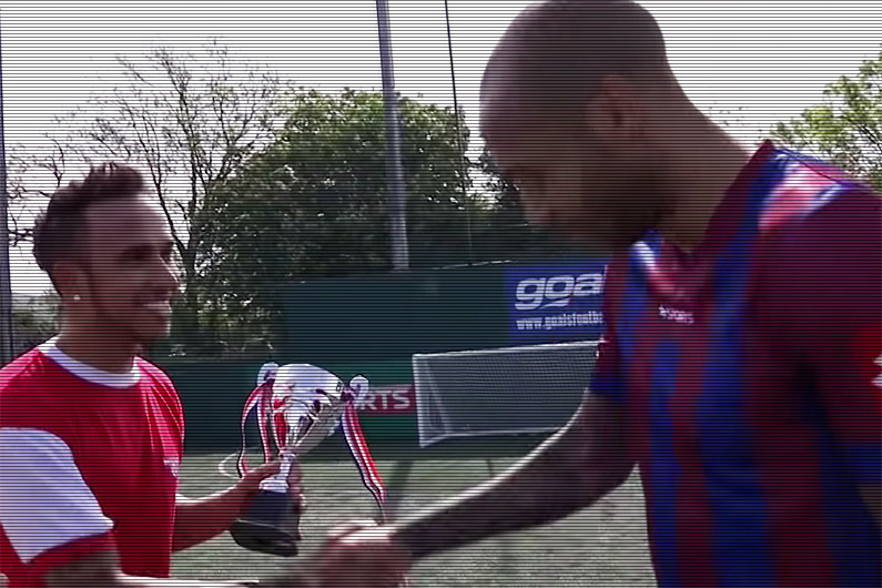 VIDÉO - Lewis Hamilton affronte Thierry Henry et les légendes d'Arsenal