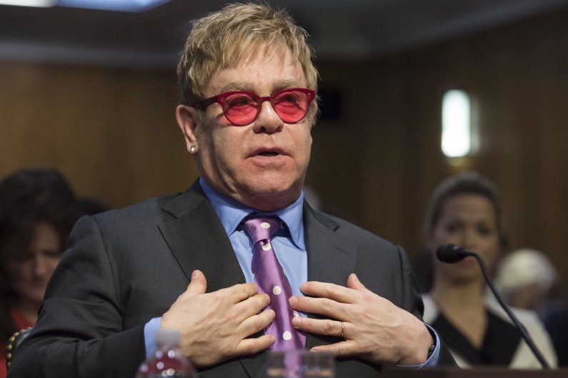 VIDÉO - Elton John craque en plein concert et compare une vigile à Hitler