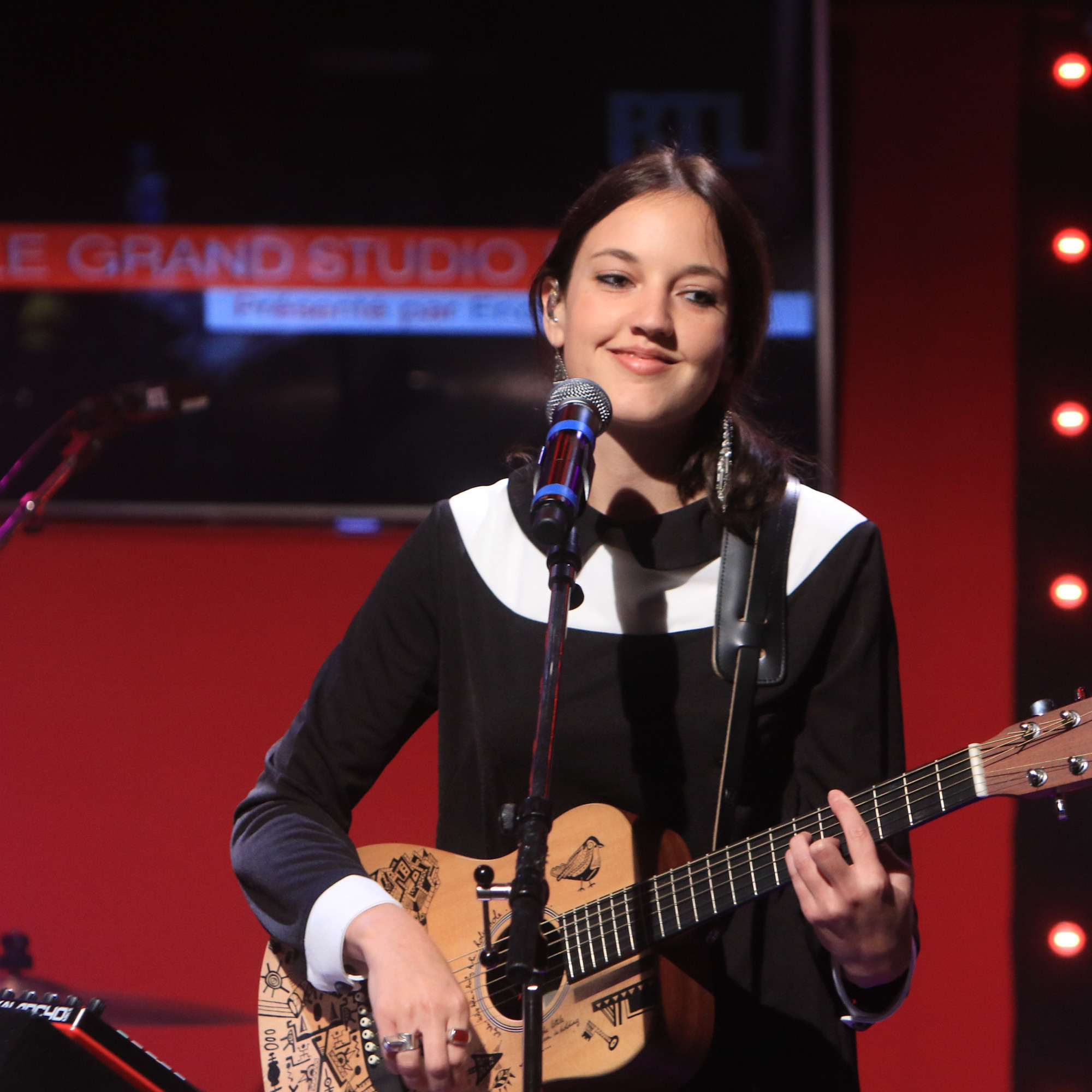 VIDÉO - Jain interprète un titre de son EP dans "Le Grand Studio RTL"