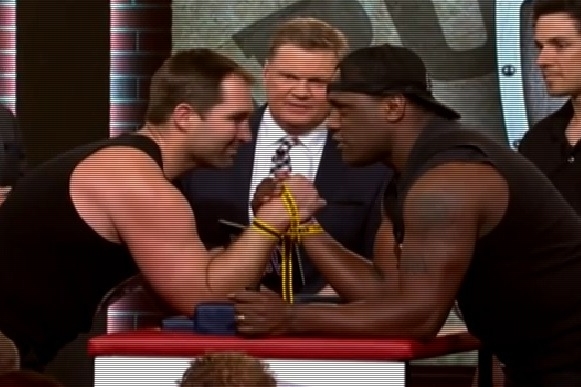 VIDÉO - Australie : un ex-rugbyman se casse le bras lors d'un bras de fer