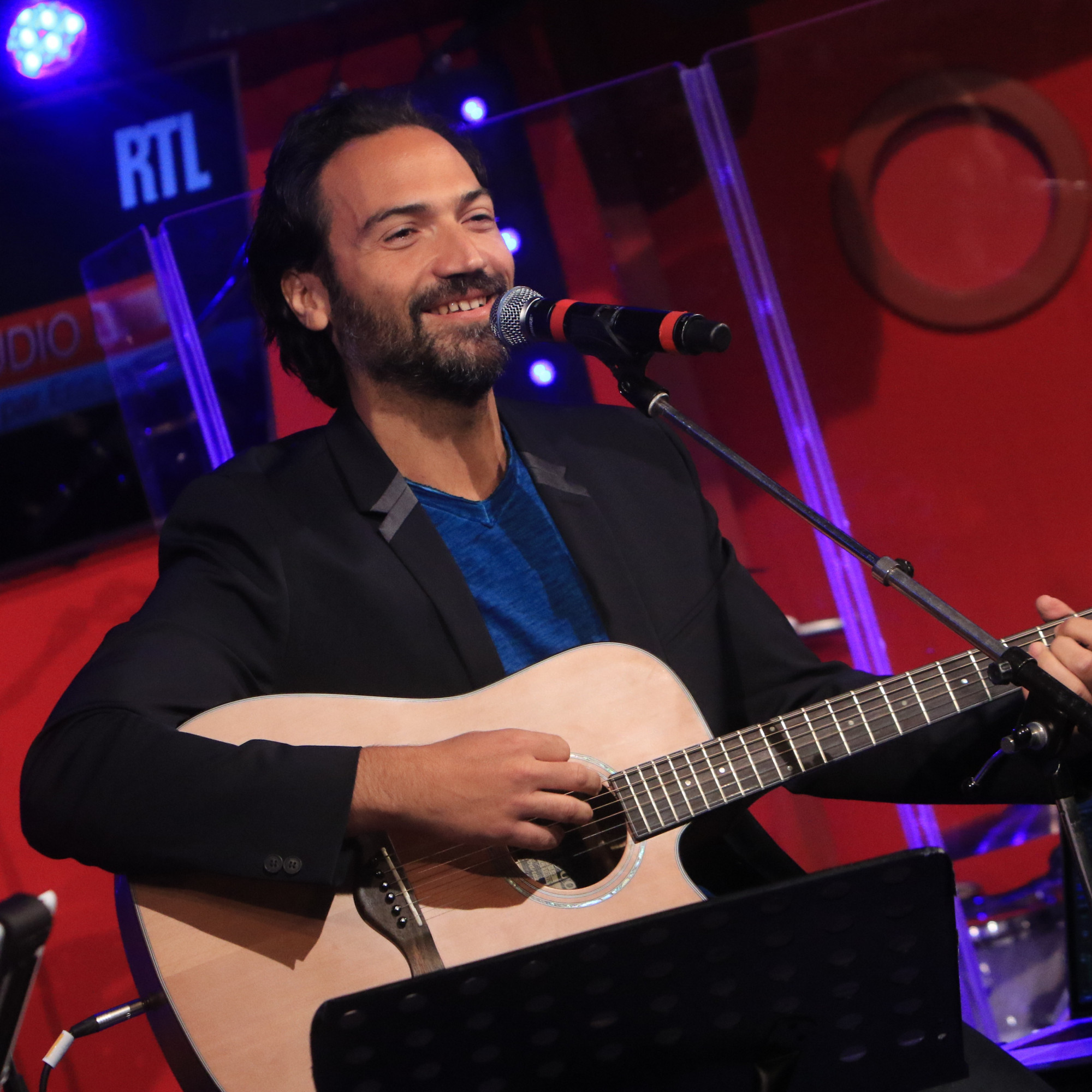 VIDÉO - Davide Esposito interprète un titre de son nouvel album dans ...