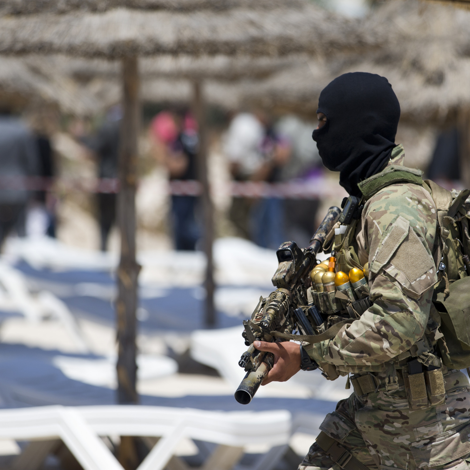 Attentat en Tunisie : la police armée dans les stations balnéaires