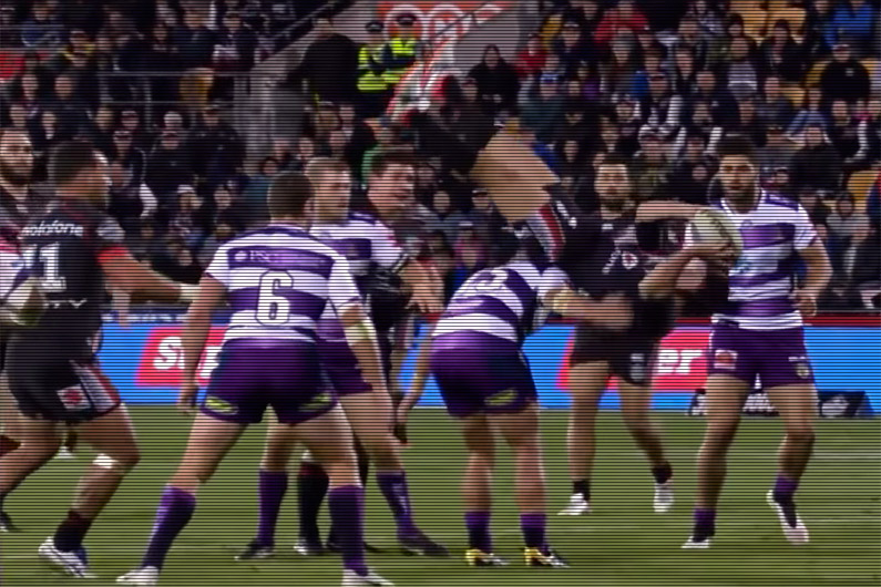 VIDÉO - Rugby : Nathan Friend s'offre la passe de l'année