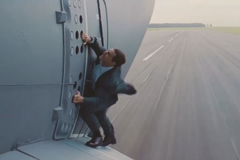 VIDÉO - "Mission impossible" : Tom Cruise s'accroche à un avion au ...