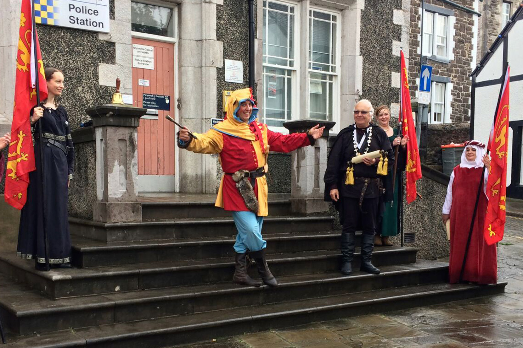 Une petite ville galloise se trouve enfin un bouffon