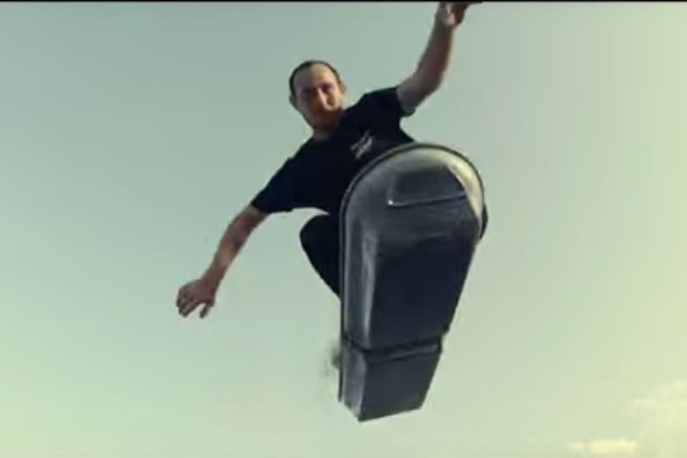 Lexus présente l'hoverboard, son skateboard volant inspiré de "Retour ...