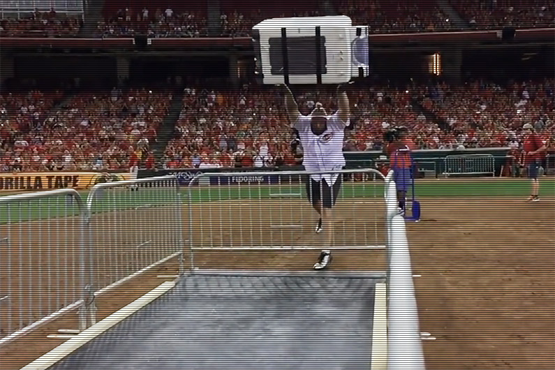 VIDÉO - Un Américain bat le record du monde de lancer de machine à laver
