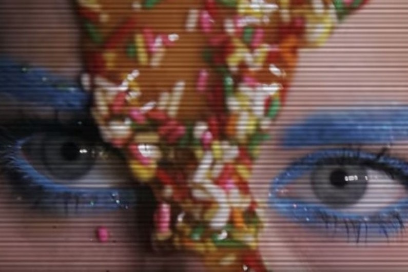 VIDÉO - "Dooo It", premier clip baveux du nouvel album de Miley Cyrus