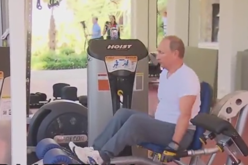 VIDÉO - Vladimir Poutine fait sa musculation avec un jogging à 3.000 euros